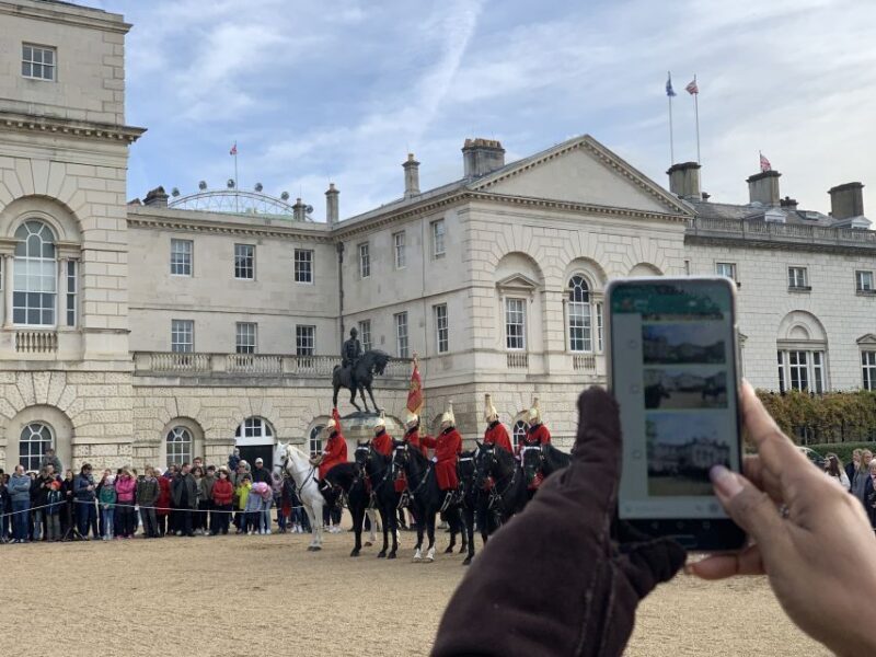 London: Changing of the Guard Private Group or Family Tour - The Viewing Experience