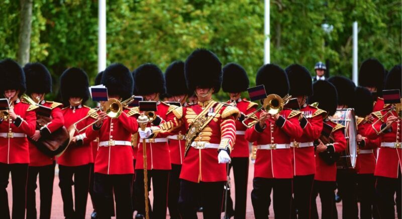 London: Changing of the Guard Tour at Buckingham Palace - The Sum Up
