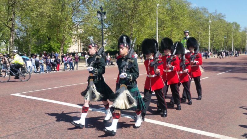 London: Changing of the Guard Walking Tour - Guides and Personal Touches