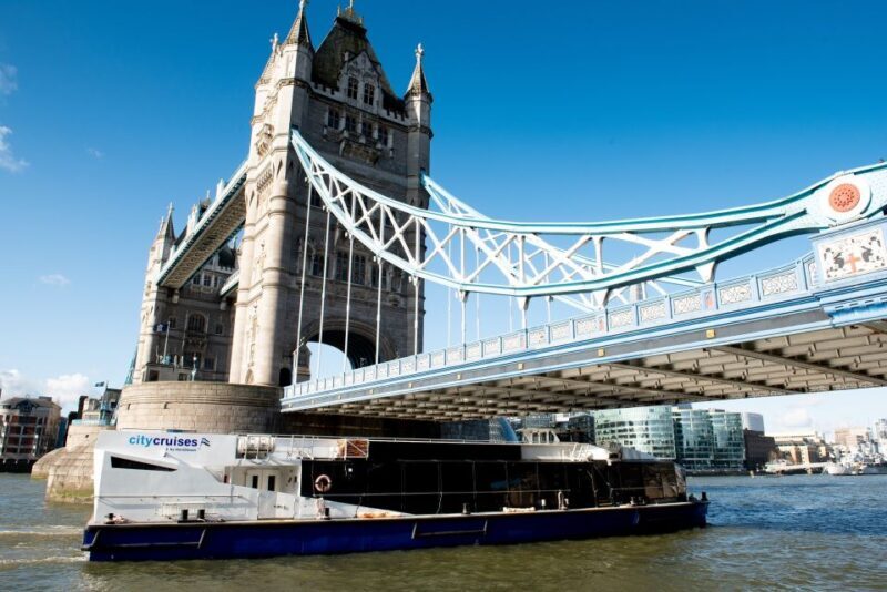 London: Christmas Day Sightseeing Cruise - London: Christmas Day Sightseeing Cruise – An Authentic Festive Experience