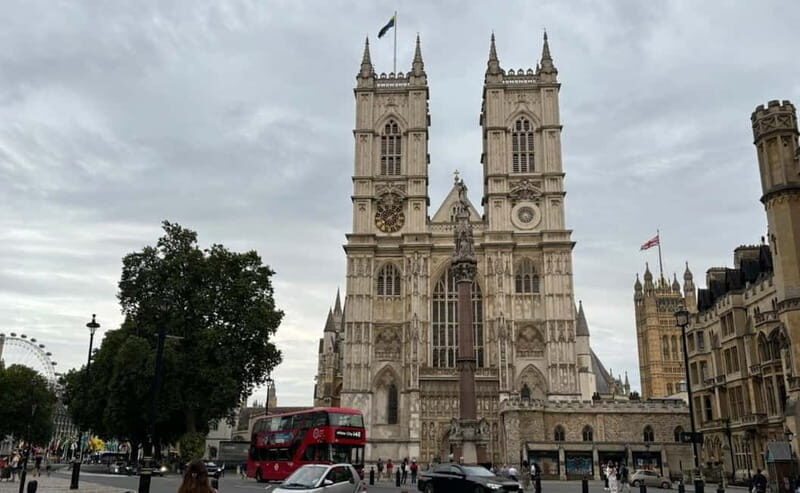 London: Essential tour and changing of the guard (group or private) - An In-Depth Look at the Tour Experience