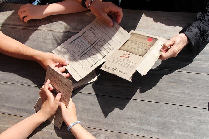 London Self-Guided Murder Mystery Tour by Buckingham Palace - Key Points