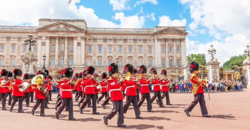 London: The Changing of the Guard Tour and Buckingham Palace - An In-Depth Look at the Tour Experience
