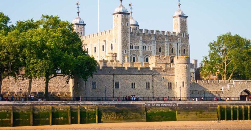 London: Tower of London Guided Tour with Crown Jewels Option - Key Points