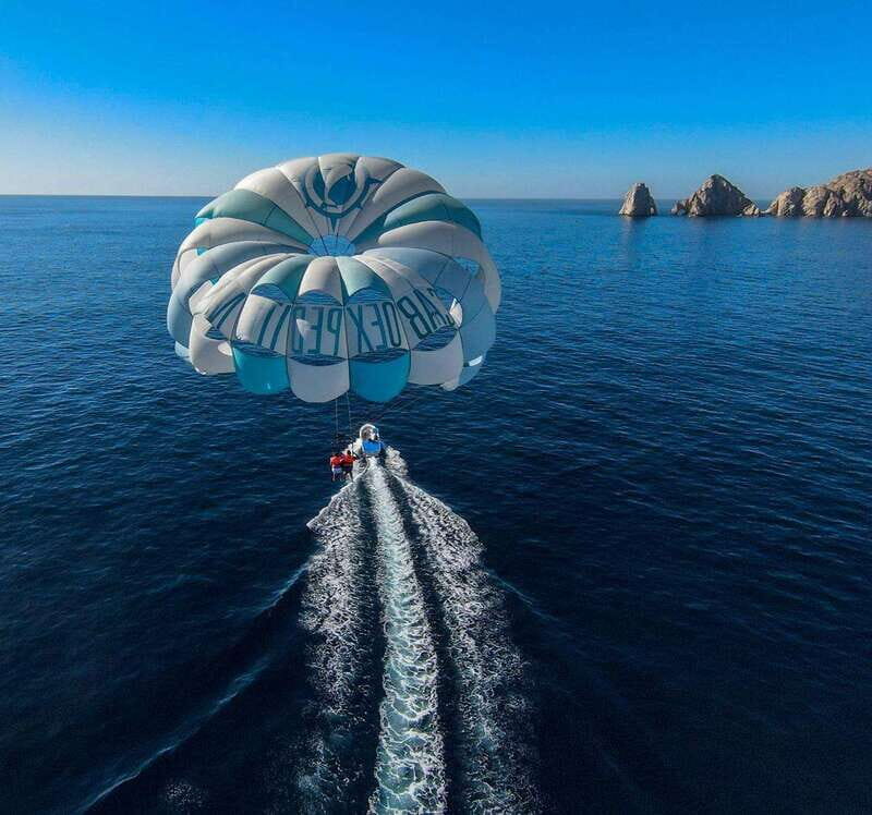 Los Cabos: Parasailing, a new perspective from the skies. - Los Cabos: Parasailing, a new perspective from the skies