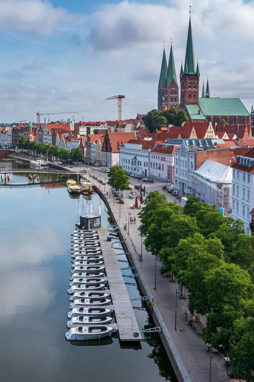 Lübeck: Electric Boat Rental - without driving licence - The routes and sights