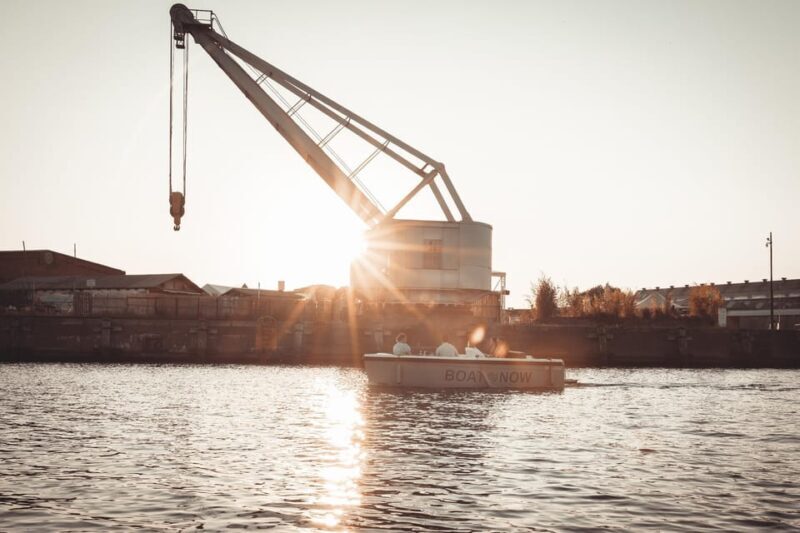 Lübeck: Electric Boat Rental - without driving licence - Practical tips for travelers