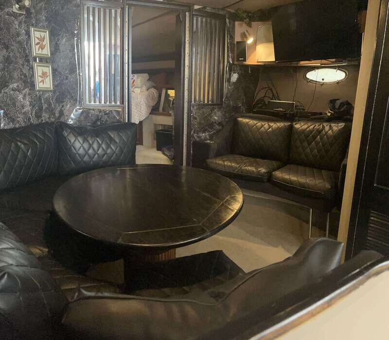 Luxurious 40ft Yacht Charter - Key Points