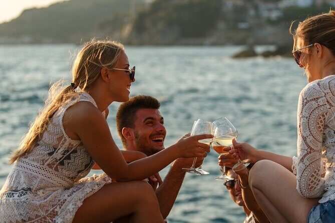 Luxury Catamaran Cruise, Dia Island Open Bar & Lunch -Top Rated! - Who Will Love This Experience?