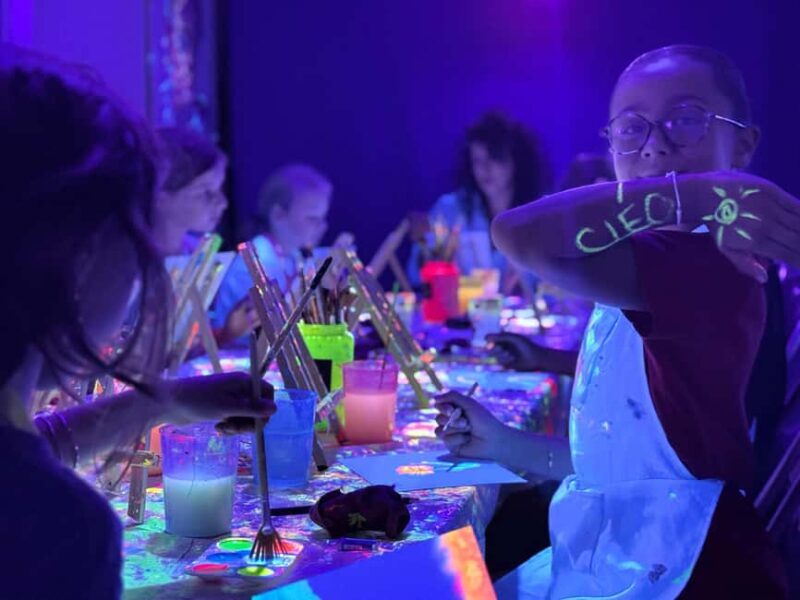 Lyon : Neon painting in an artist's studio - gallery - Key Points