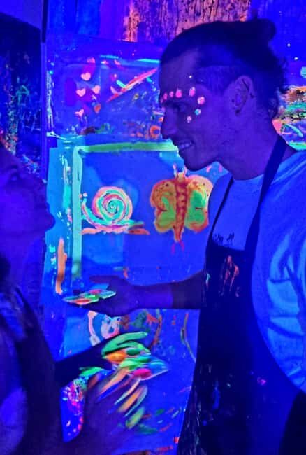 Lyon : Neon painting in an artist's studio - gallery - A Fun, Unconventional Artistic Escape in Lyon