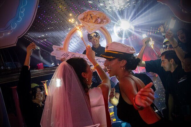 Madness tour bar crawl Playa del carmen open bar - Key Points