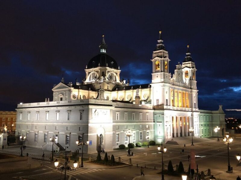 Madrid: Enchanted Evening Walking Tour in Spanish - Key Points