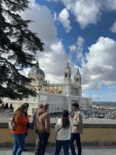 Madrid: Small Group Tour with Tapas & Drinks - Key Points