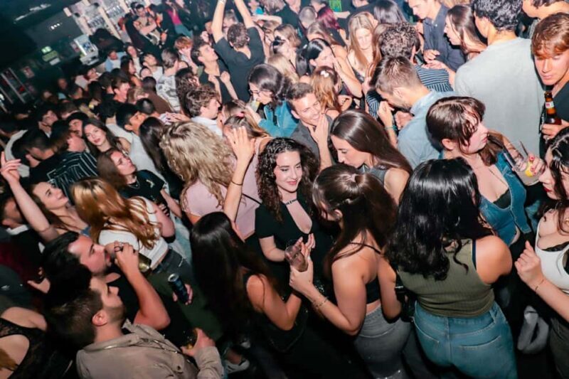 Madrid: Top Pub Crawl with Drinks and Free Nightclub Entry - Key Points