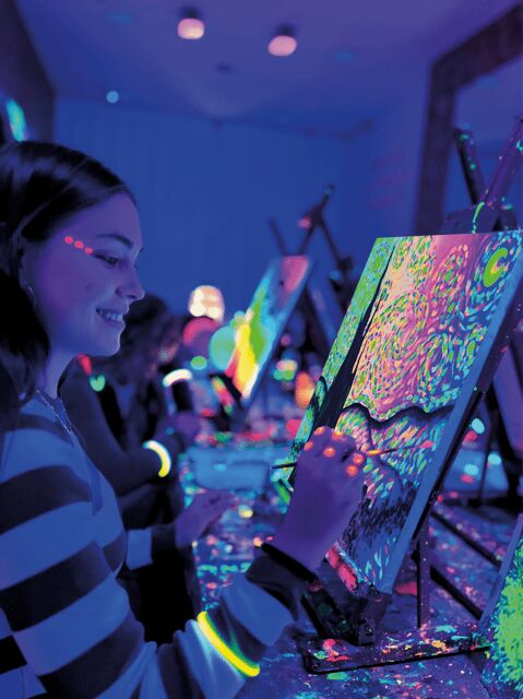 Madrid: Wine Gogh Glow Academy Paint and Sip Classes - An Introduction to the Experience