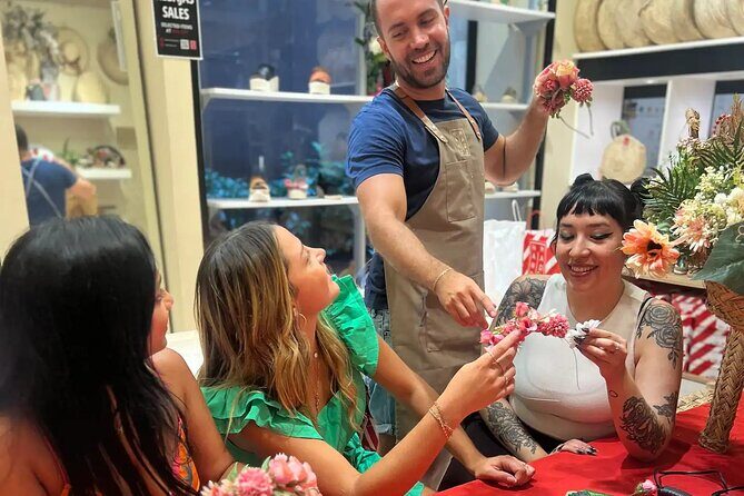 Make a traditional "tocado" sevillano - Making a traditional "tocado" sevillano: An authentic craft experience in Seville