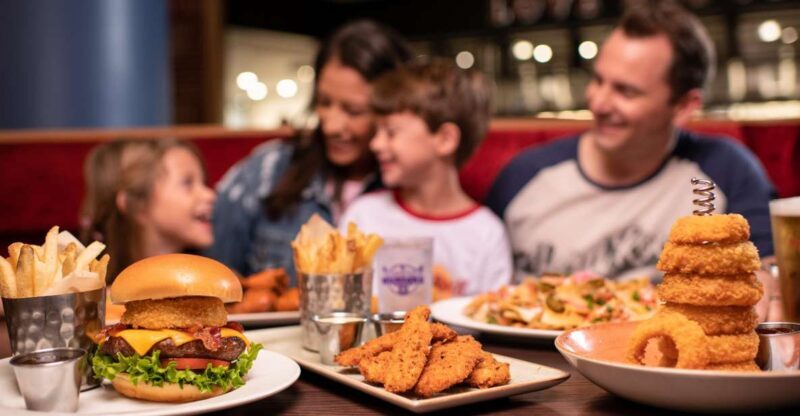 Mallorca: Hard Rock Cafe Entrance with Lunch or Dinner - The Venue: Atmosphere and Location