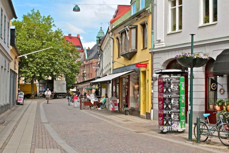 Malmö: Express Walk with a Local in 60 minutes - Authentic Connections and Genuine Insights