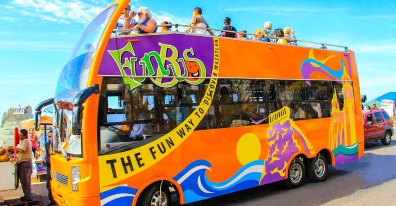 Mazatlán: Double-Decker Bus, Cliff Diving & Walking Tour - Cliff Diving at Glorieta Rodolfo Sánchez Taboada