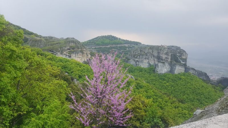 Meteora: Easy Hiking Adventure - Authentic Moments and Hidden Sights