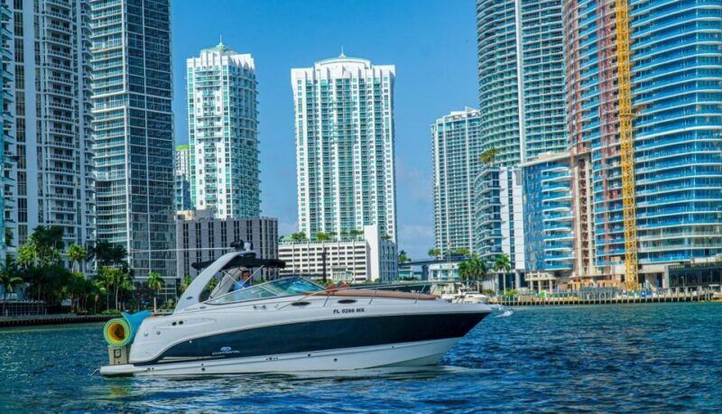 Miami: Private Boat Cruise & Guided Scenic Tour - The Experience at a Glance