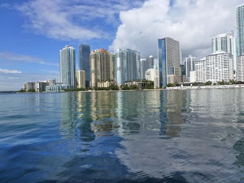 Miami Skyline Cruise of Millionaire Homes on Biscayne Bay - Key Points