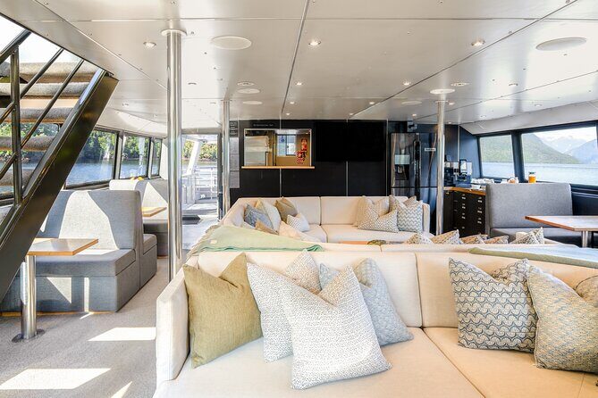 Milford Sound Overnight Cruise Fiordland Jewel - Guides and Crew: Knowledgeable and Engaging