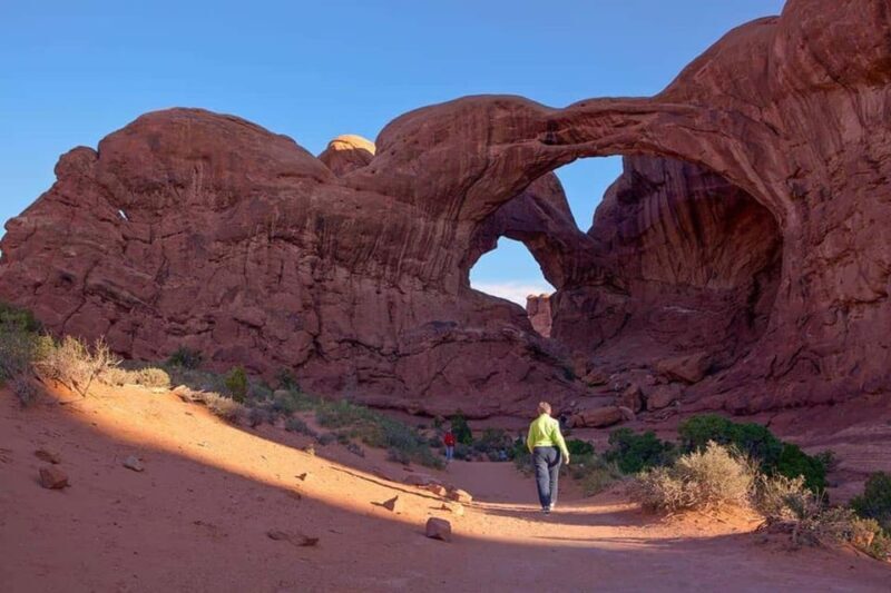 Moab: Arches National Park Sunset Tour - Guides & Commentary