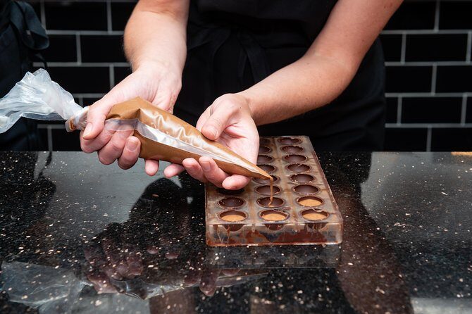 Molded Bonbons Chocolate making class in Paris (collective) - Key Points