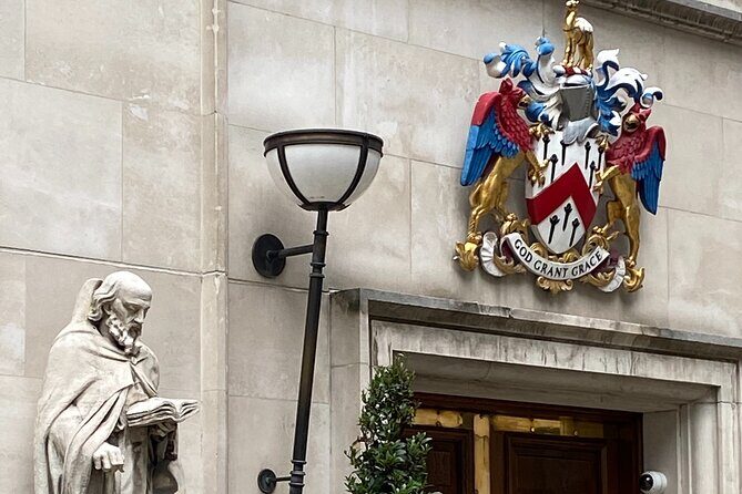 Money and Power in the City Sightseeing Tour - An In-Depth Look at the Tour Experience