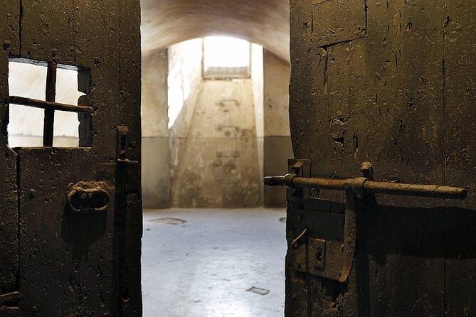 Montjuïc Cable Car & Magic Fountain Barcelona Private Tour - Exploring the Old Town and Raval