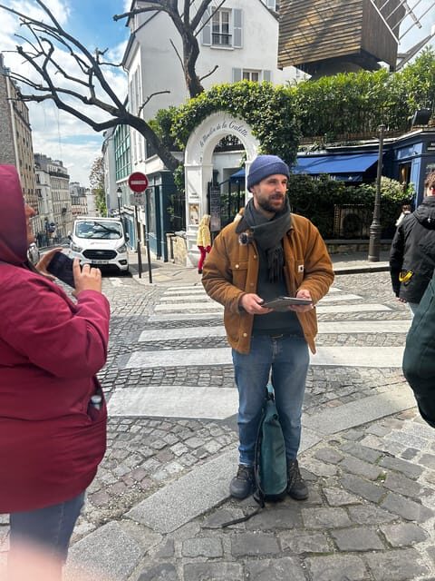 Montmartre Walking Tour: A Journey Through Art and History - Starting Point and First Impressions