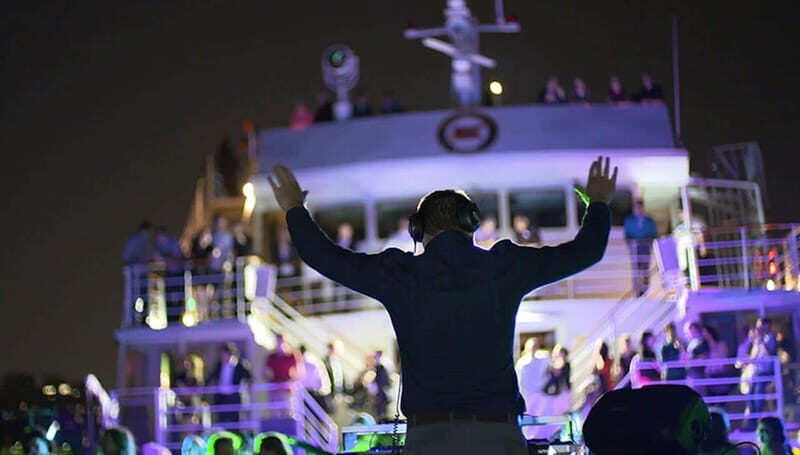 Montréal: 3 or 5-Course Dinner Cruise with DJ & Dancing - Key Points