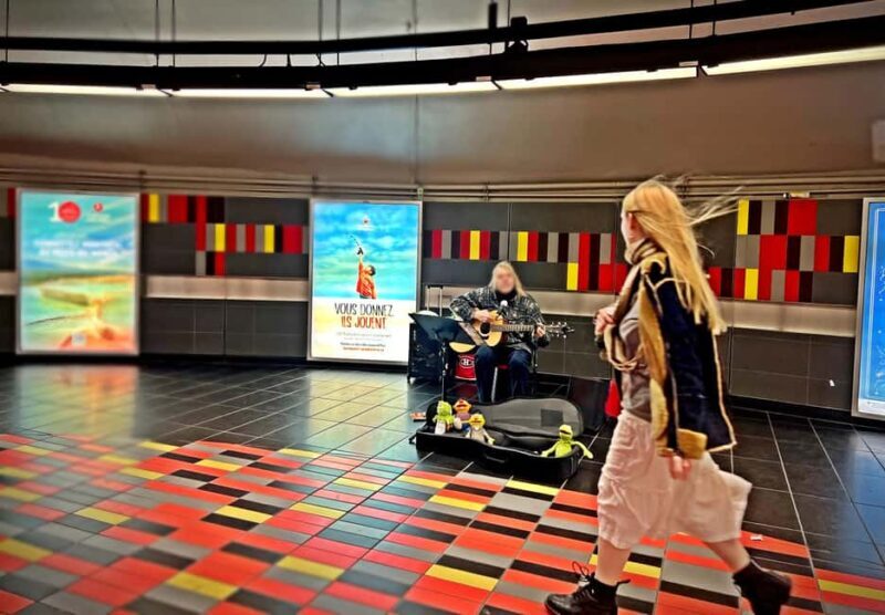 Montreal: Christmas Lights Private Walking Tour - Key Points