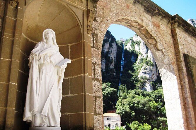 Montserrat: Cog-Wheel, Basilica, Black Madonna & Licor Tasting - A Complete Breakdown of the Montserrat Experience