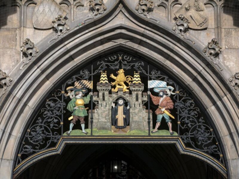 Munich: Guided Tour of the historic Town Hall on Marienplatz - Key Points