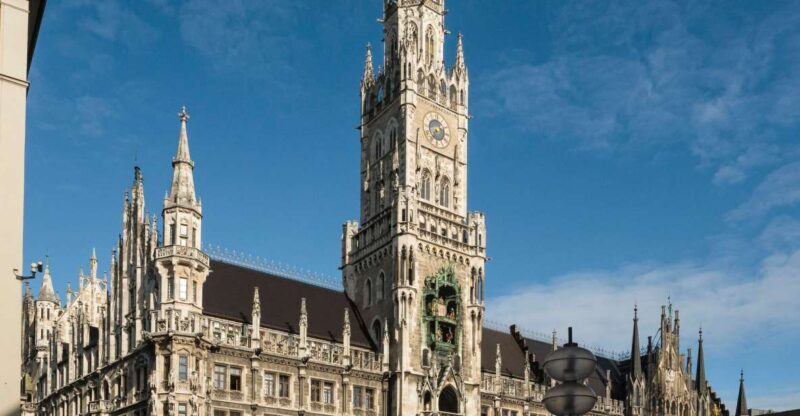 Munich: Guided Tour of the historic Town Hall on Marienplatz - The Experience at a Glance