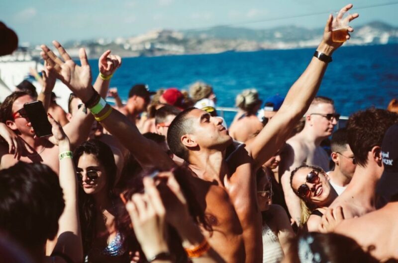 Mykonos: Rhenia & Little Venice Cruise with Snacks & Drinks - Key Points