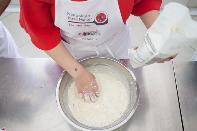 Neapolitan Pizzamaker for One Day - A Detailed Look at the Experience