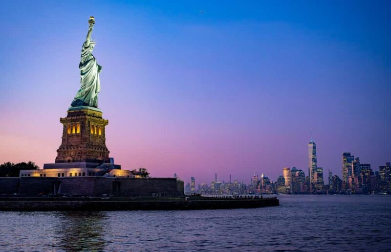 New York City: Signature Dinner Cruise on the Eternity - Landmark Views and Photo Opportunities