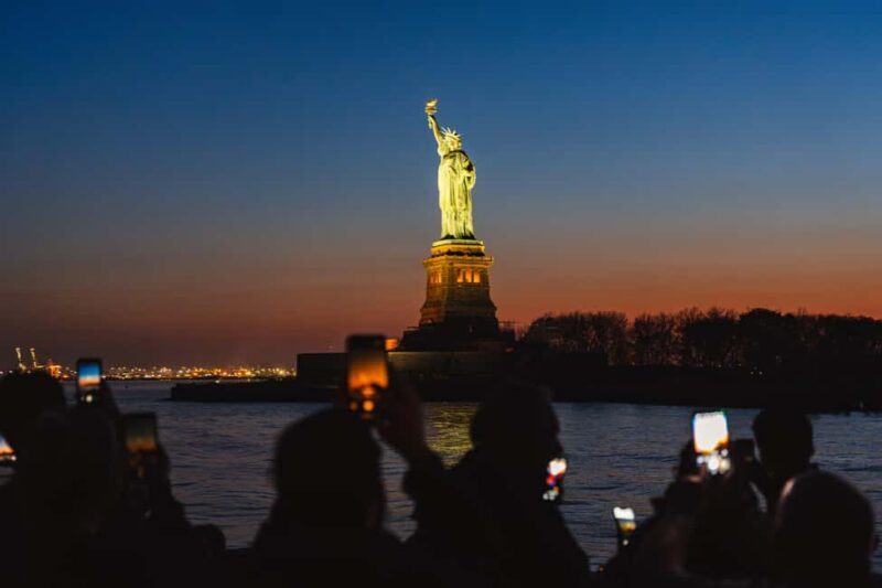 New York City: Sip 'N Groove Evening Cruise with Live DJ - Music, Drinks, and a Laid-Back Atmosphere
