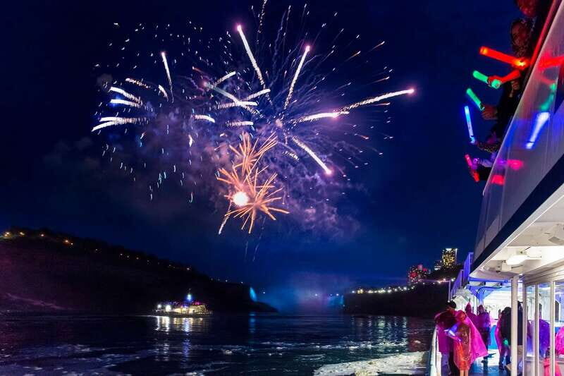 Niagara Falls, Canada: Evening Fireworks Cruise - The Fireworks Display: A Nighttime Spectacle
