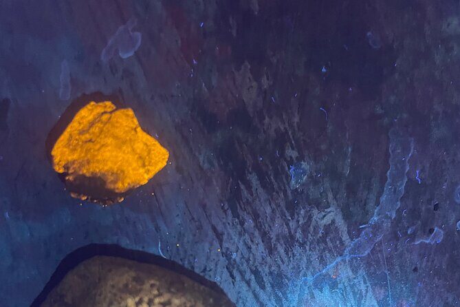 Night time fluorescent Rockhounding Tour - A Detailed Look at the Night Time Fluorescent Rockhounding Tour