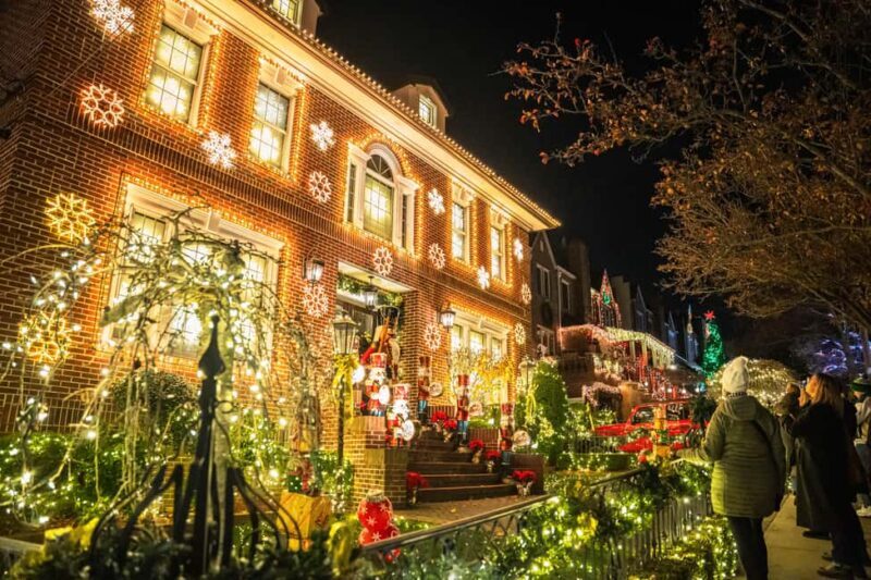 NYC: Holiday Lights and Dyker Heights Luxury Bus Tour - The Value of a Guided Holiday Tour