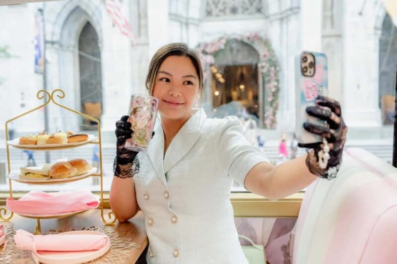 NYC: Tea Around Town Bus Tour with Live Entertainment