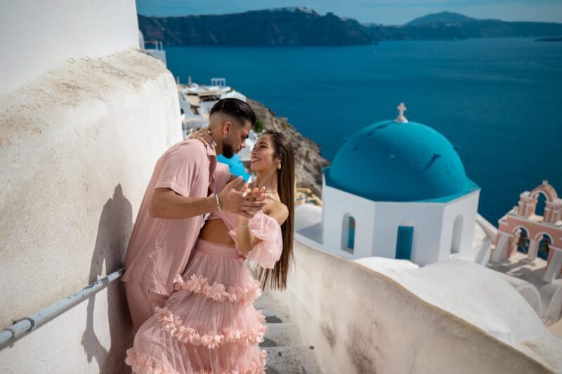 Oia: Couple photoshoot with 30 edited Photos - Key Points