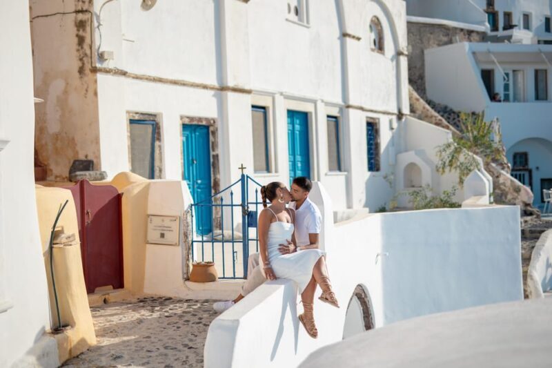 Oia: Couple photoshoot with 30 edited Photos - An Overview of the Experience