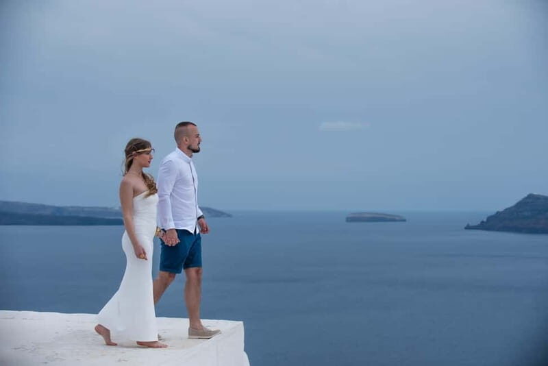 Oía: Santorini Professional Photoshoot with Edited Photos - Who Should Consider This Experience?  