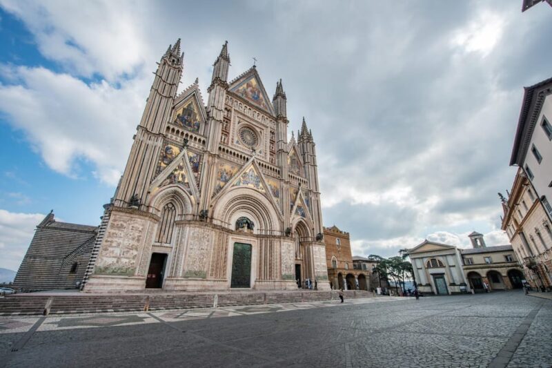 Orvieto Walking Tour including Duomo tickets - First Impressions: The Duomo di Orvieto
